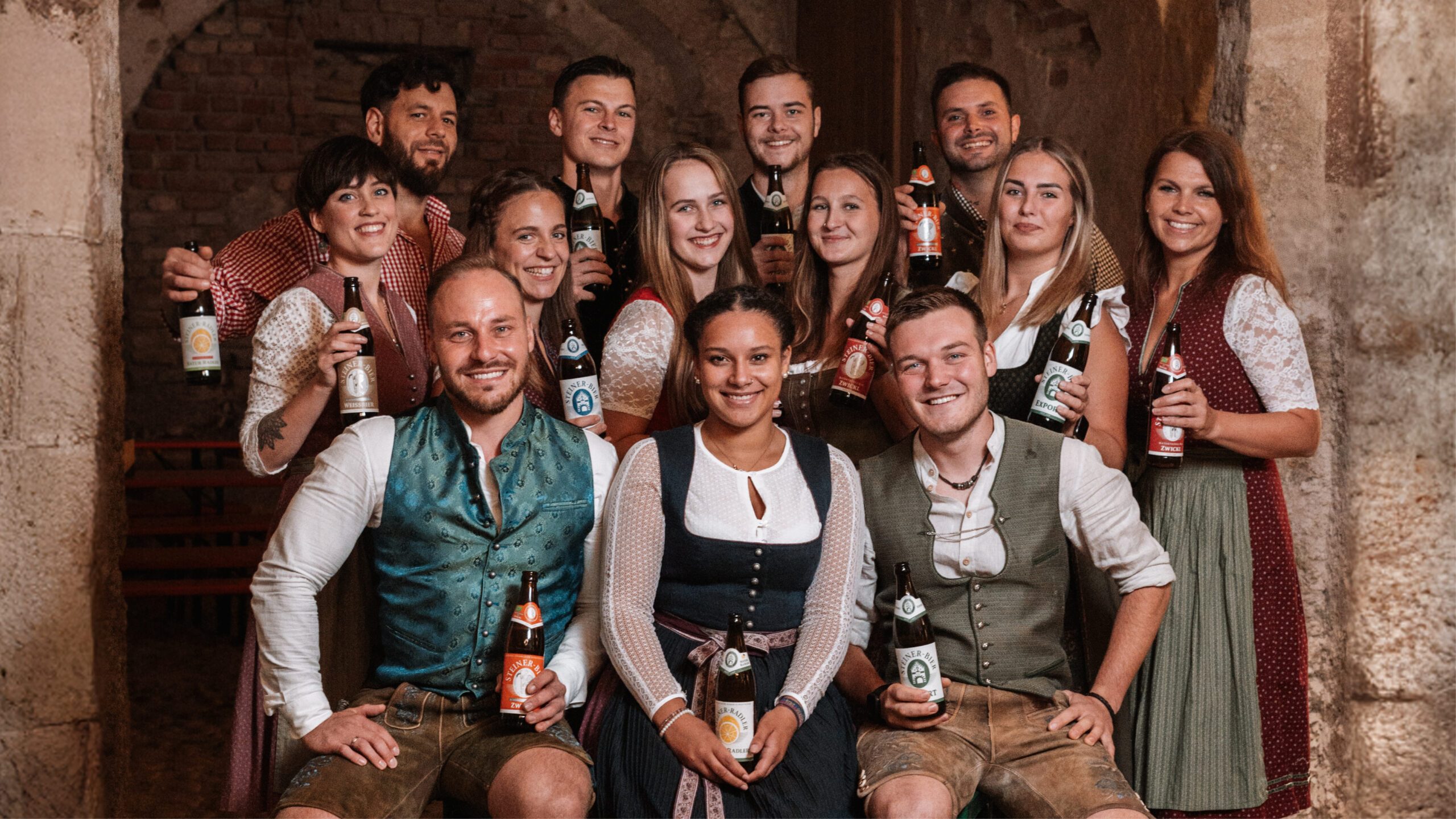 Wendekalender 2025 - mit Dirndln und Burschen - Steiner Bier ...